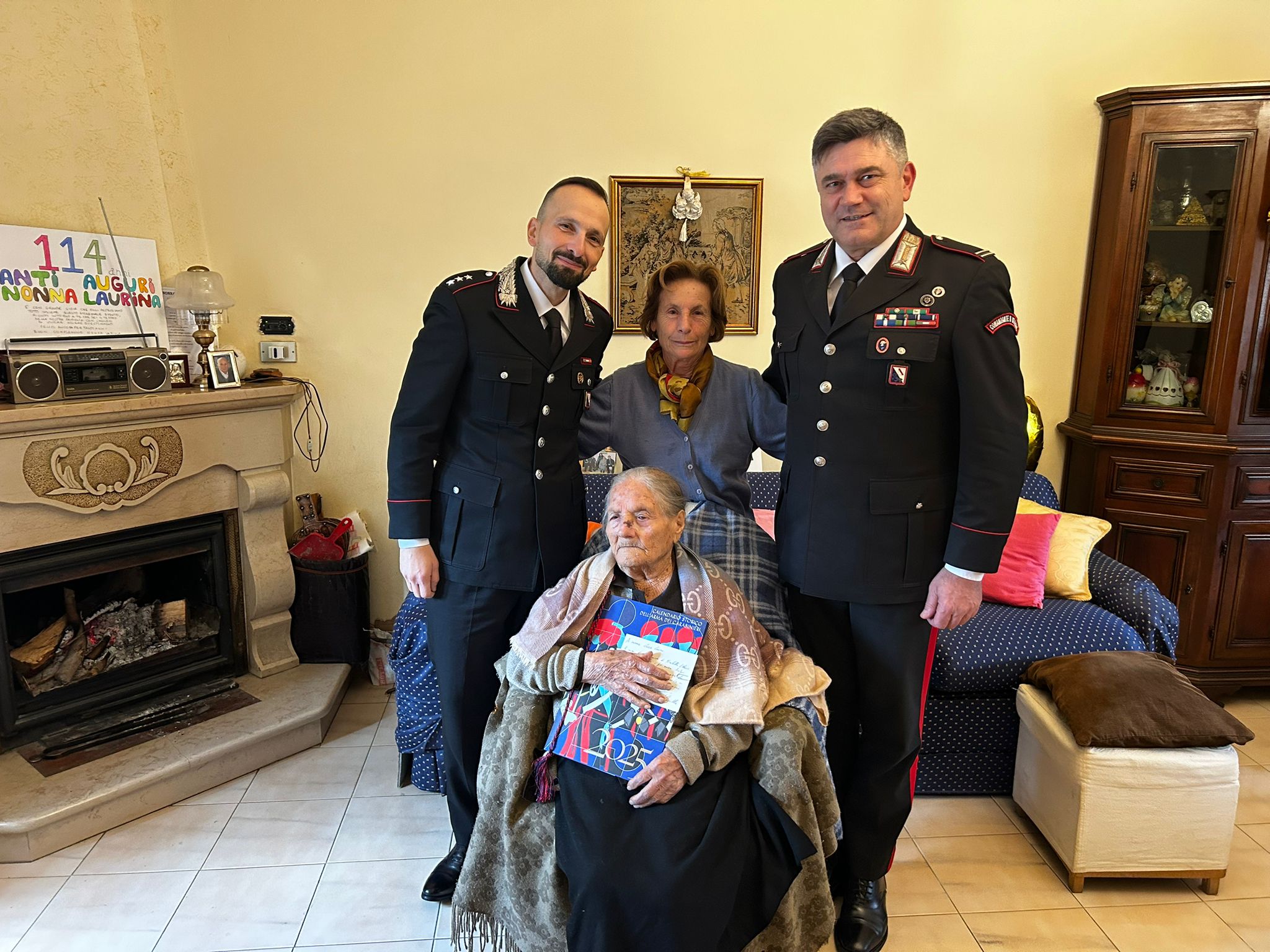Sturno - I Carabinieri festeggiano i 114 anni di nonna Lucia Laura